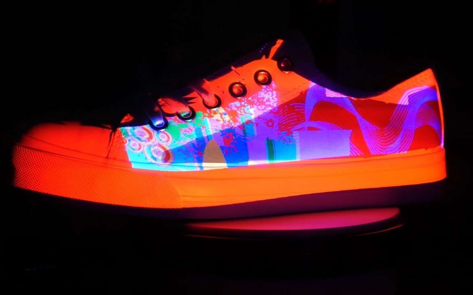 Chameleon sneakers that change color according to the light - AppWikia.com